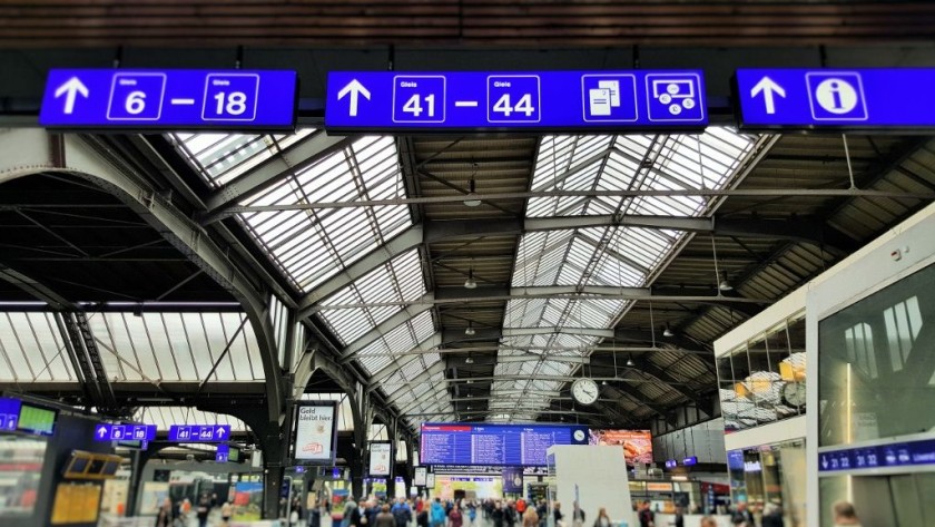 How to use the main railway station in Zurich | ShowMeTheJourney