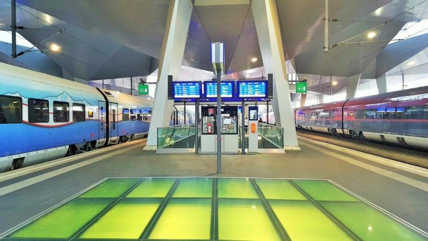 How to use the main rail station in Vienna | ShowMeTheJourney