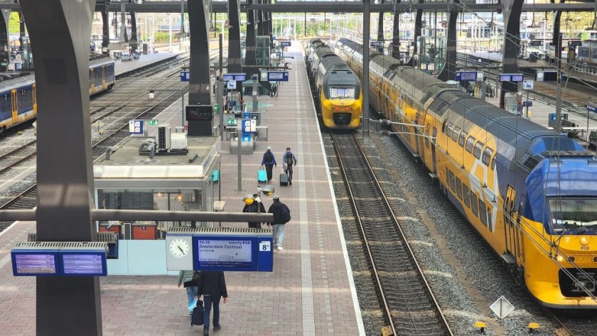 Using the main railway station in Rotterdam | ShowMeTheJourney