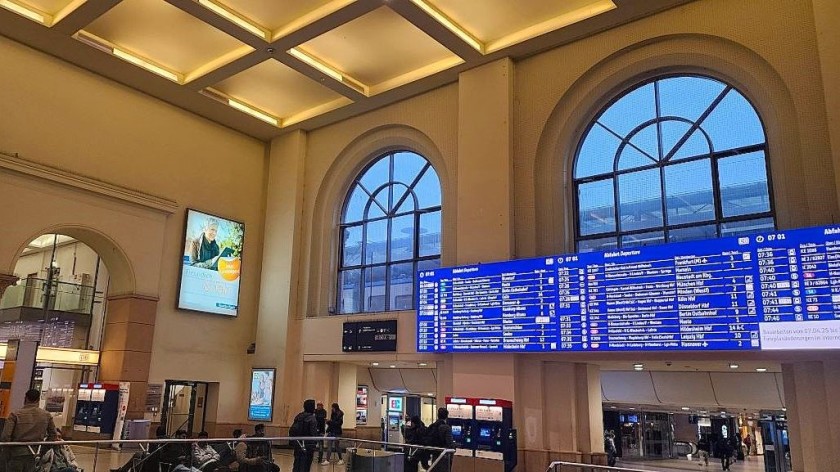 Using the main railway station in Hannover | ShowMeTheJourney
