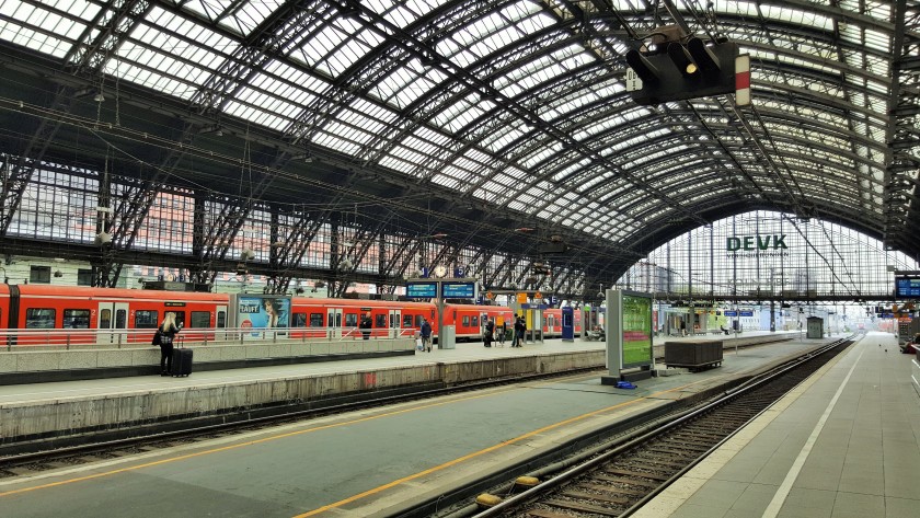 Using the main railway station in Cologne / Köln | ShowMeTheJourney