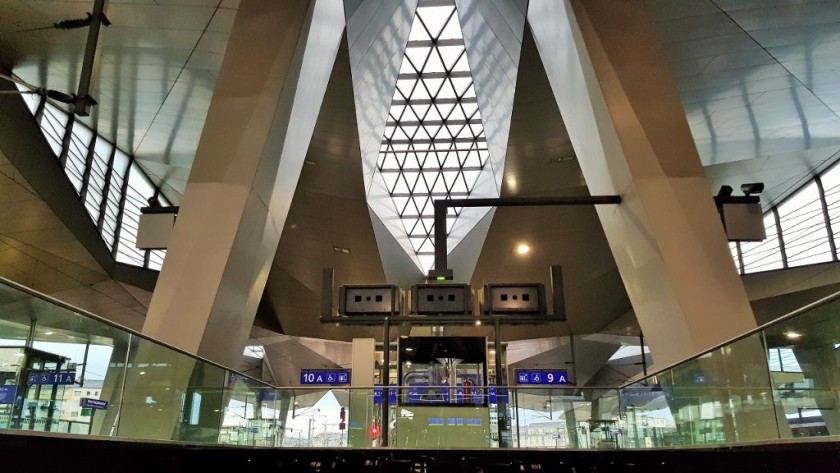 How to use the main rail station in Vienna | ShowMeTheJourney