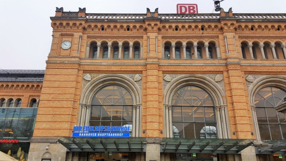 Using major Stations in Germany (the Hauptbahnhofs) | ShowMeTheJourney