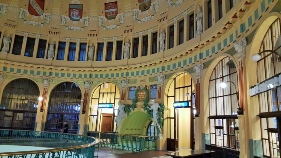 Using the main railway station in Prague | ShowMeTheJourney