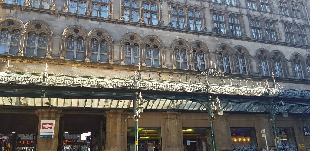 How to use Glasgow Central station | ShowMeTheJourney