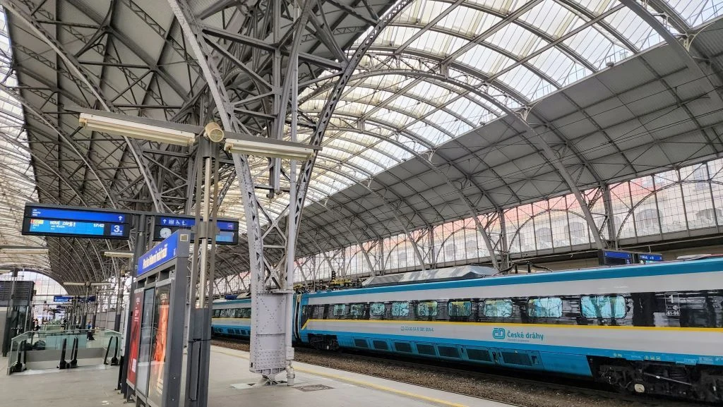 Using the main railway station in Prague | ShowMeTheJourney